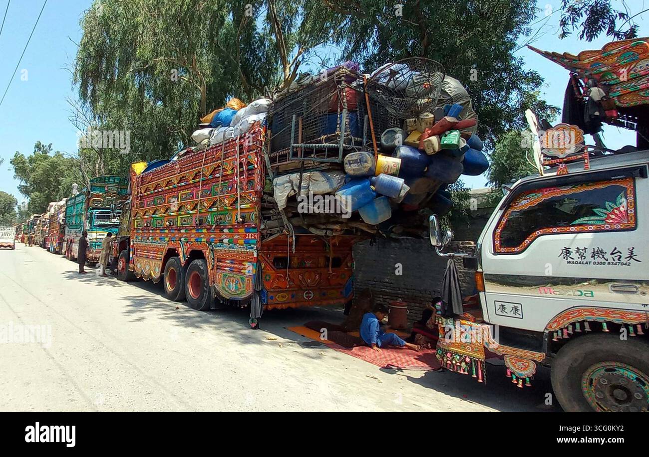PESHAWAR, PAKISTAN, AUG 25: A convey of unregistered Afghan Refugees ...