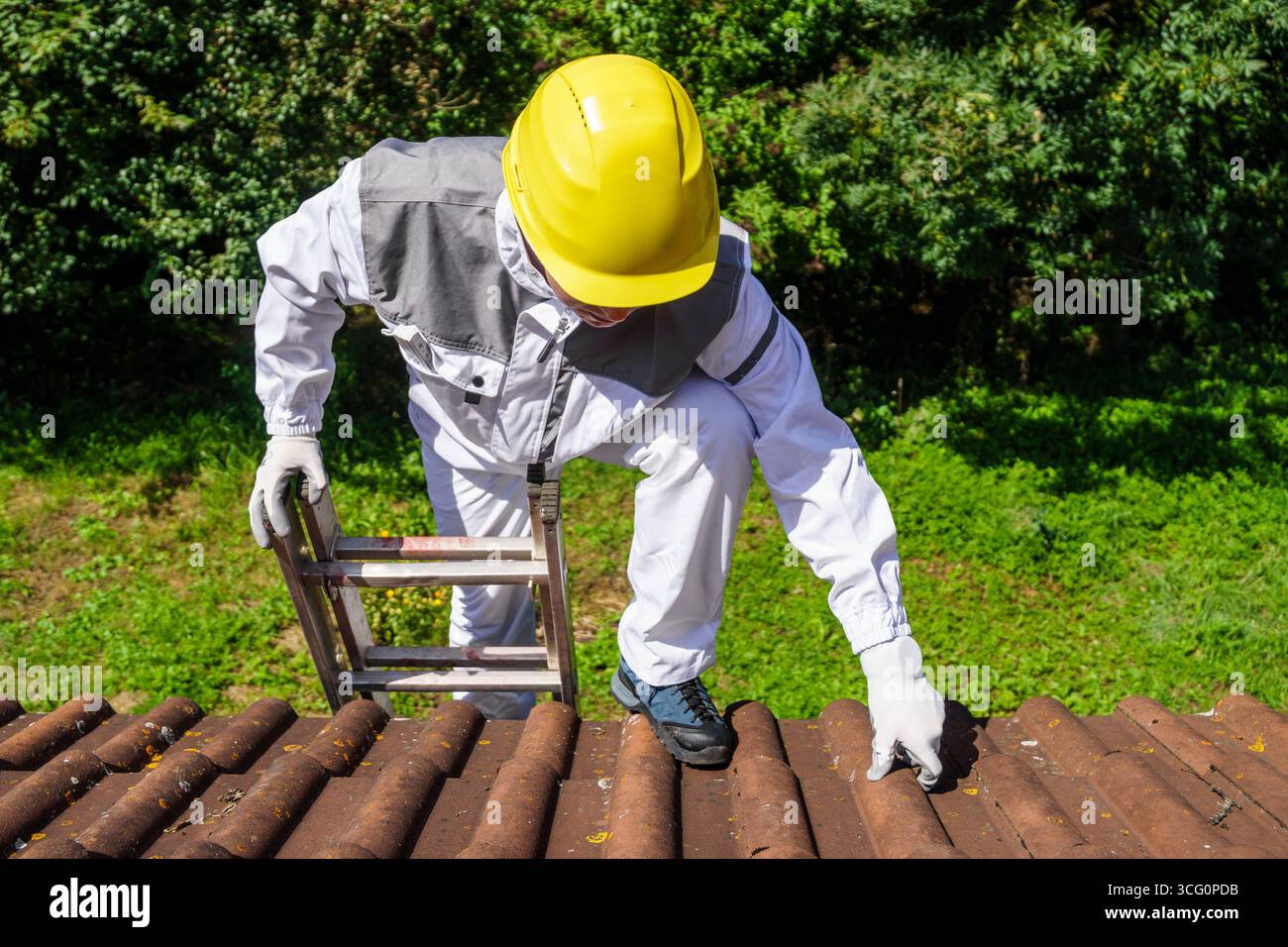 Dach mit leiter hi-res stock photography and images - Alamy