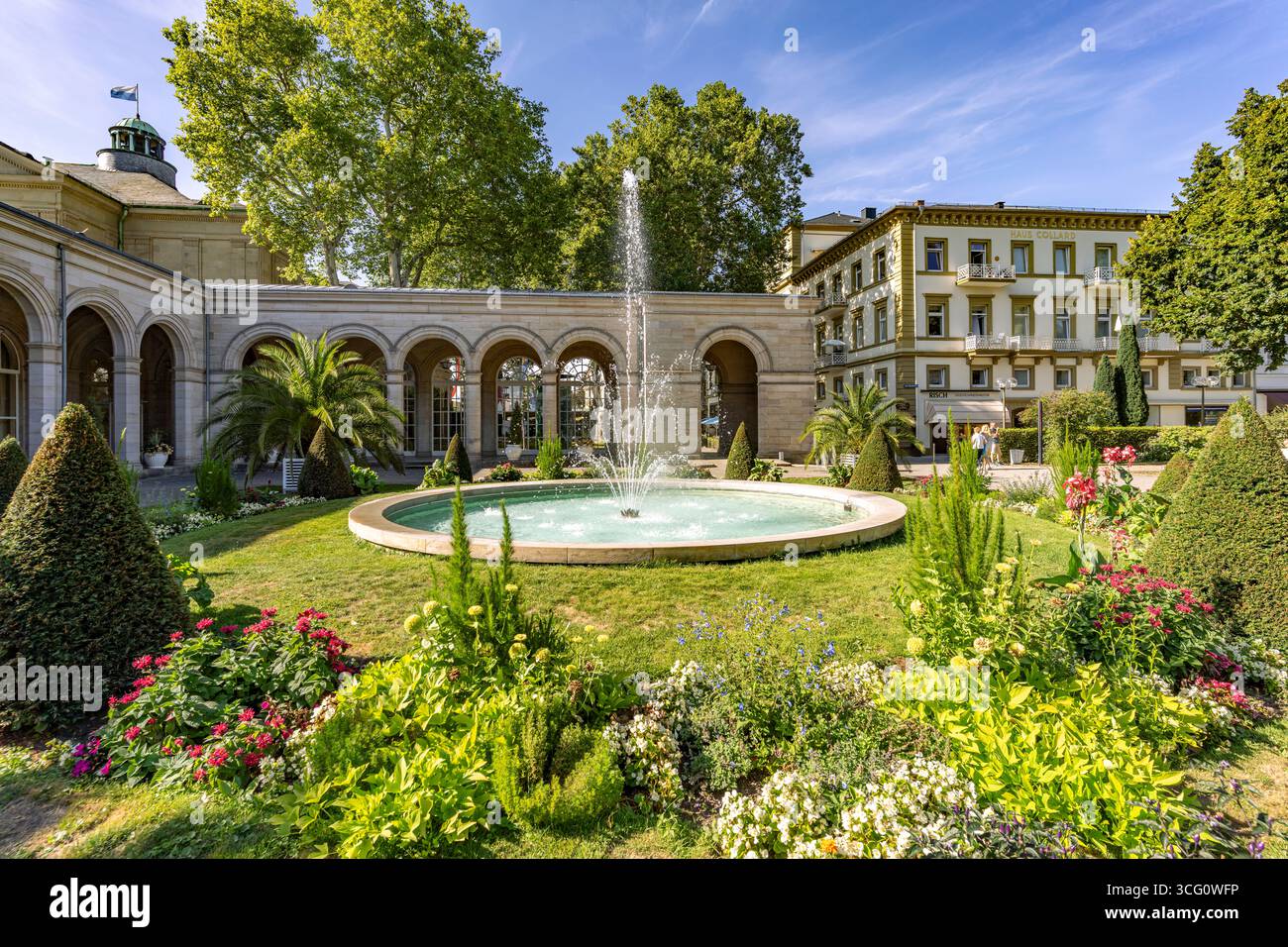 Brunnen im Kurgarten und Arkadenbau im Staatsbad Bad Kissingen ...