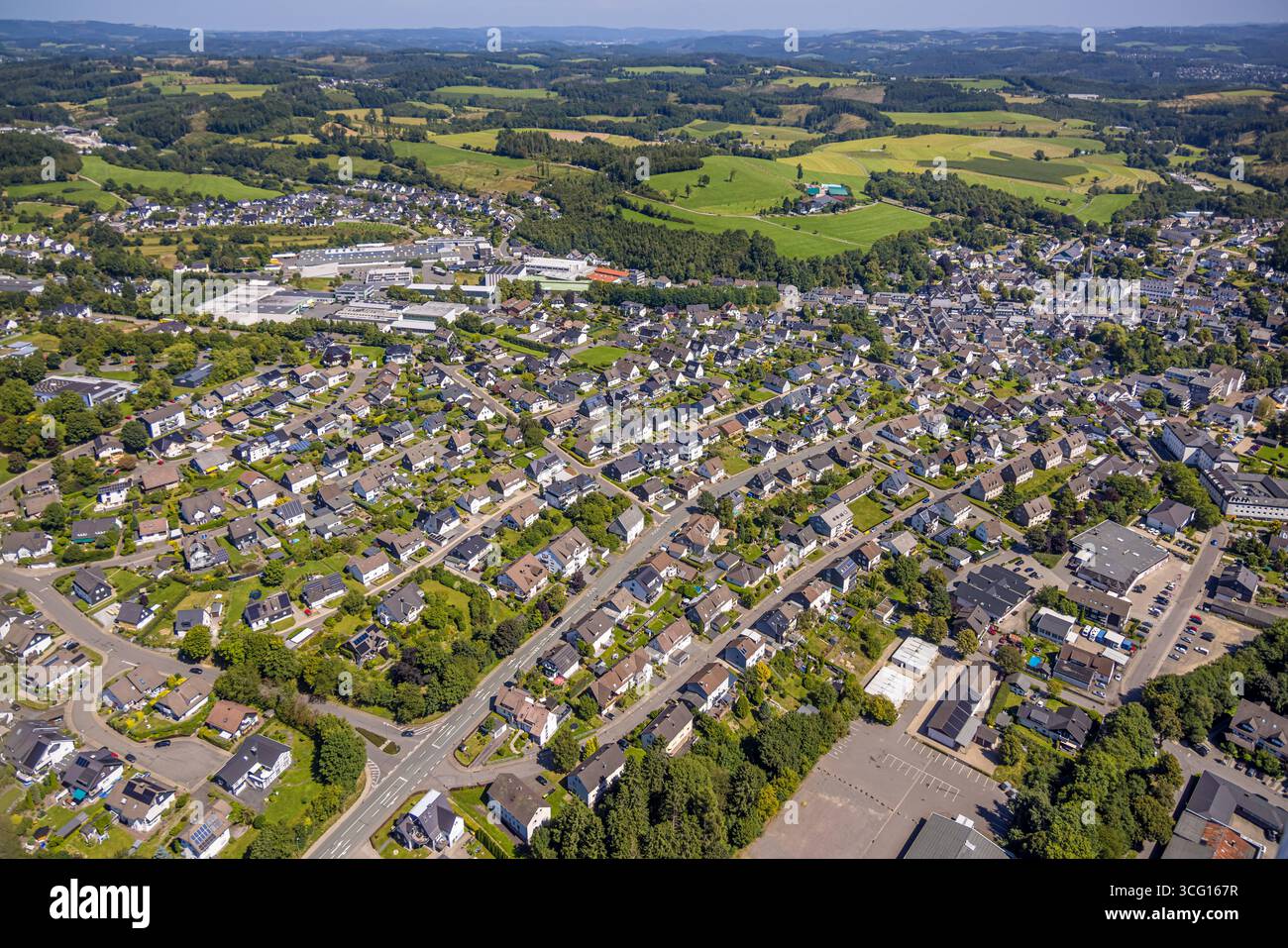 Luftbild, Wohngebiet Ortsansicht Drolshagen mit Gewerbegebiet ...