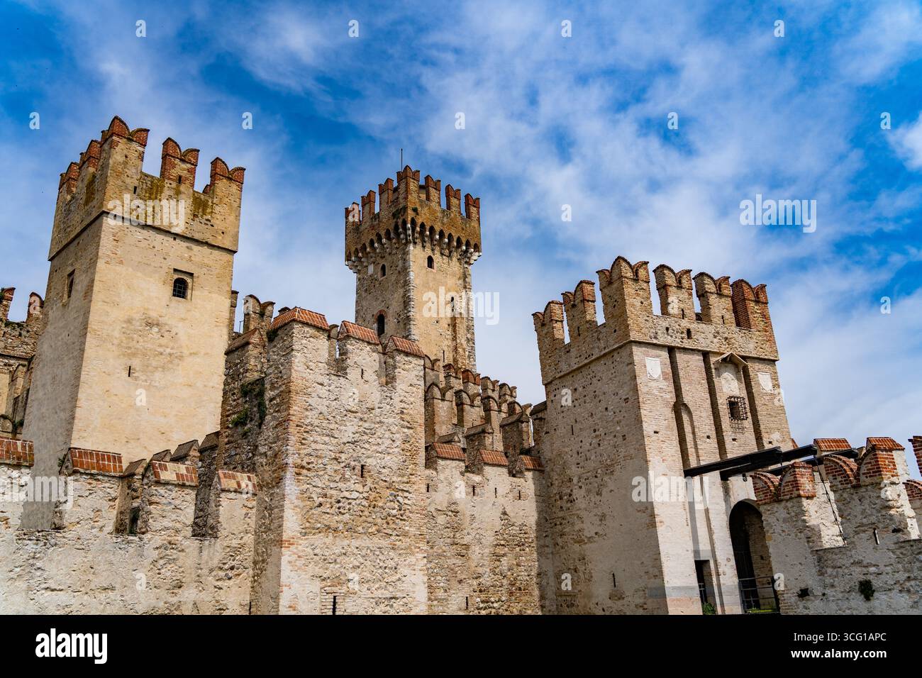 Fortified stone walls castle hi-res stock photography and images - Alamy