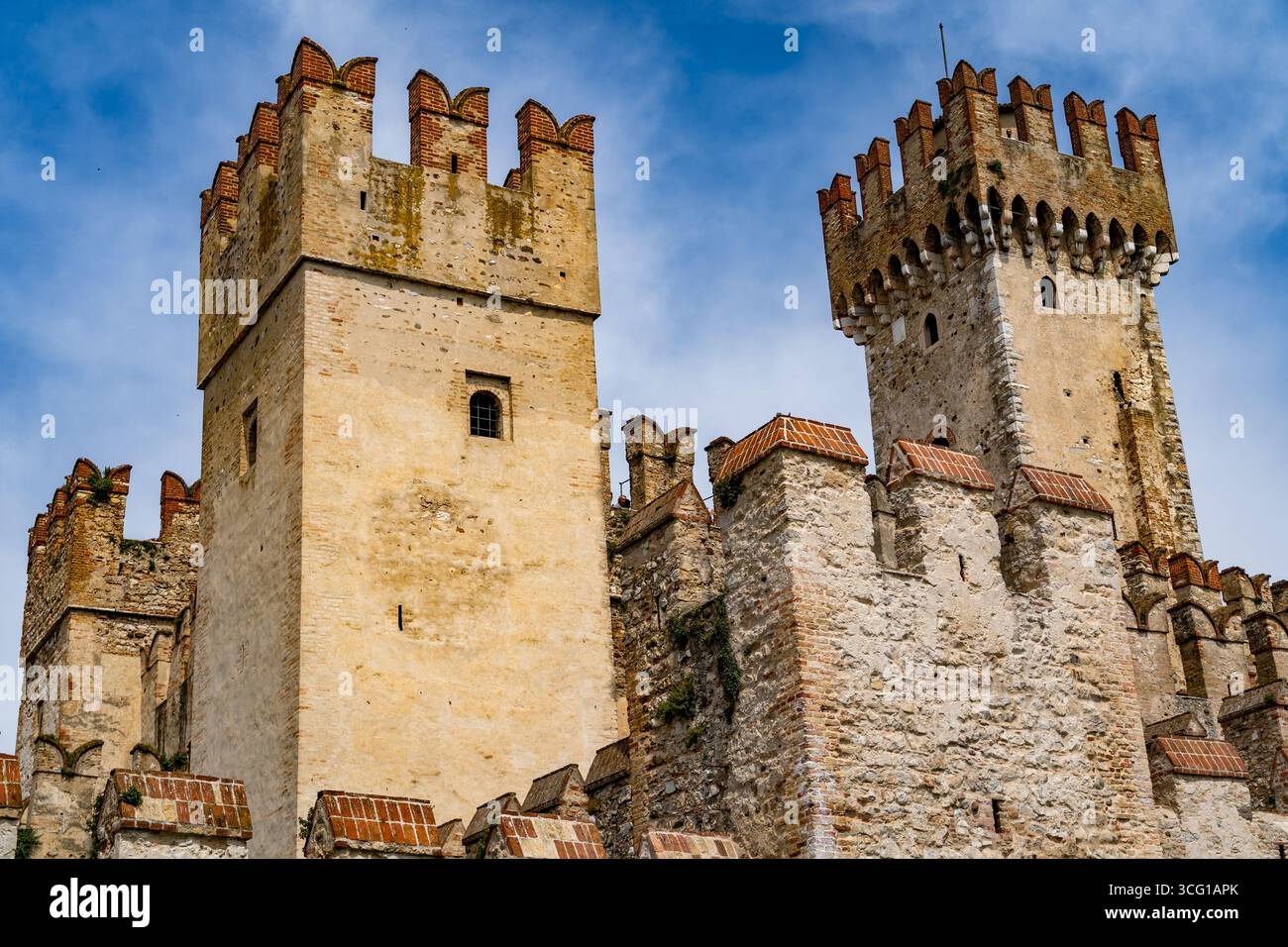 Fortified stone walls castle hi-res stock photography and images - Alamy