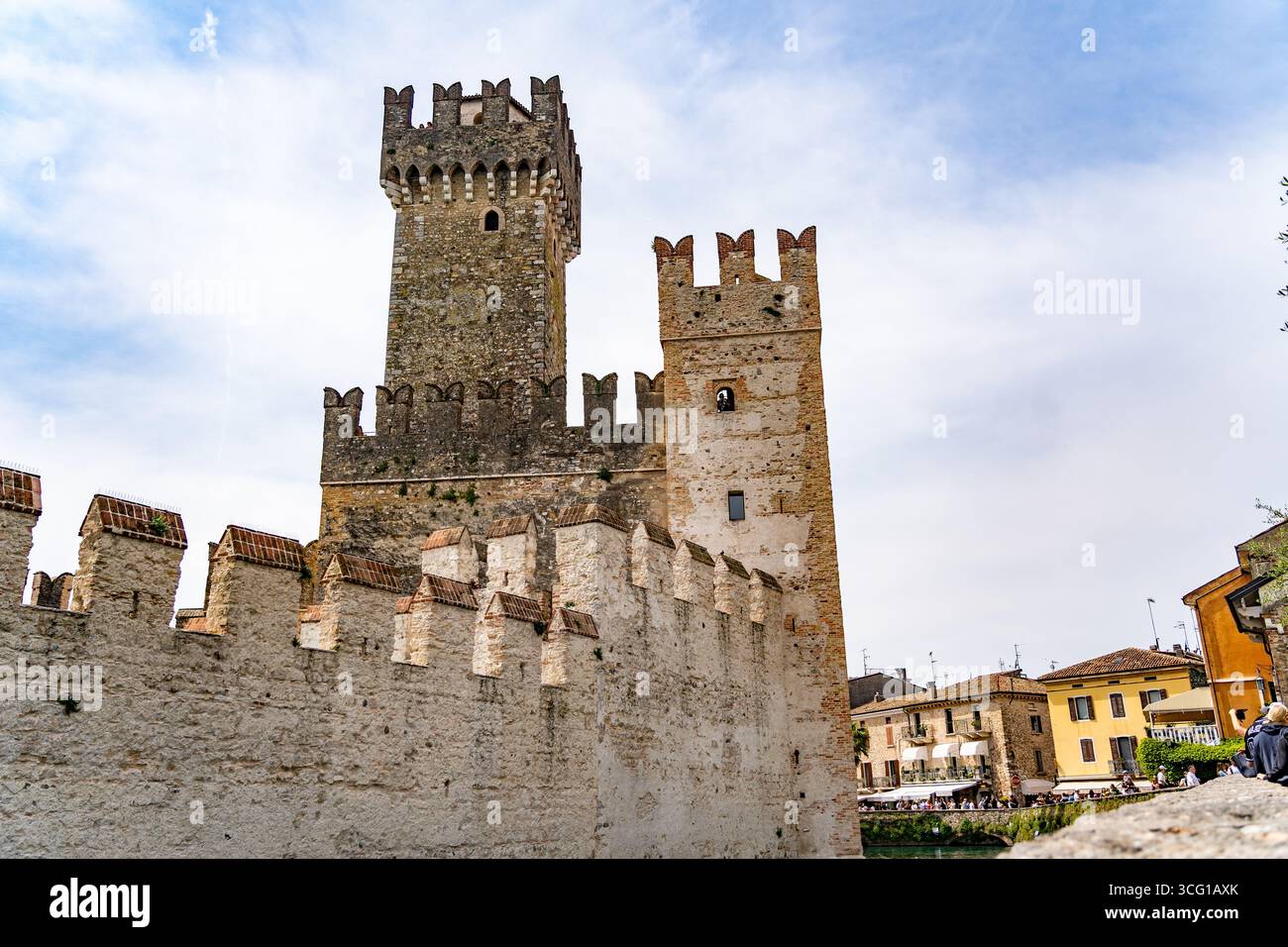 Medieval castle tower crenellated hi-res stock photography and images ...