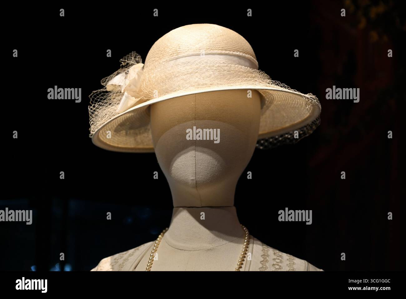 Michelle Dockery (as Lady Mary): Wedding dress hat from Mary's marriage ...