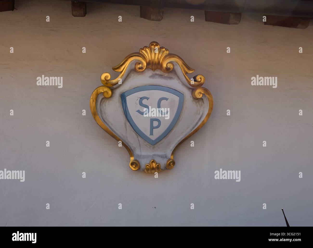 Hier der Blick auf das Wappen, Logo des SCP an der Geschäftsstelle des ...