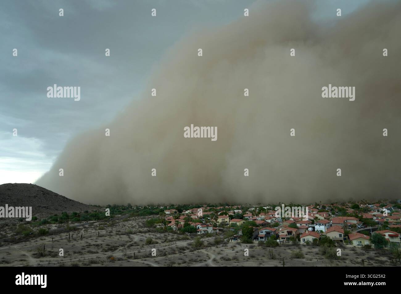 A giant dust storm approaches the Phoenix metro area as a monsoon storm ...