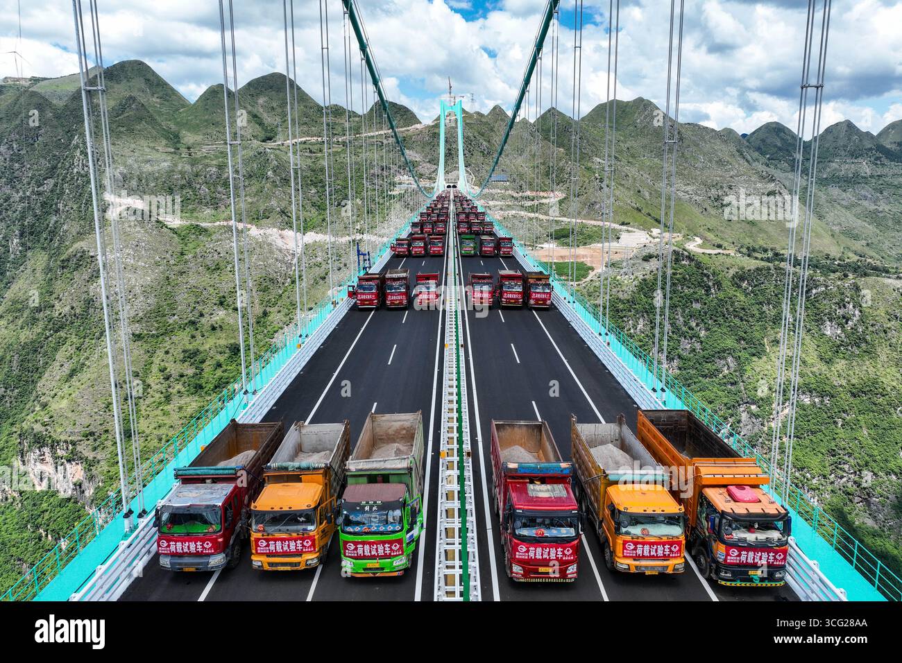 The huajiang grand canyon bridge hi-res stock photography and images ...