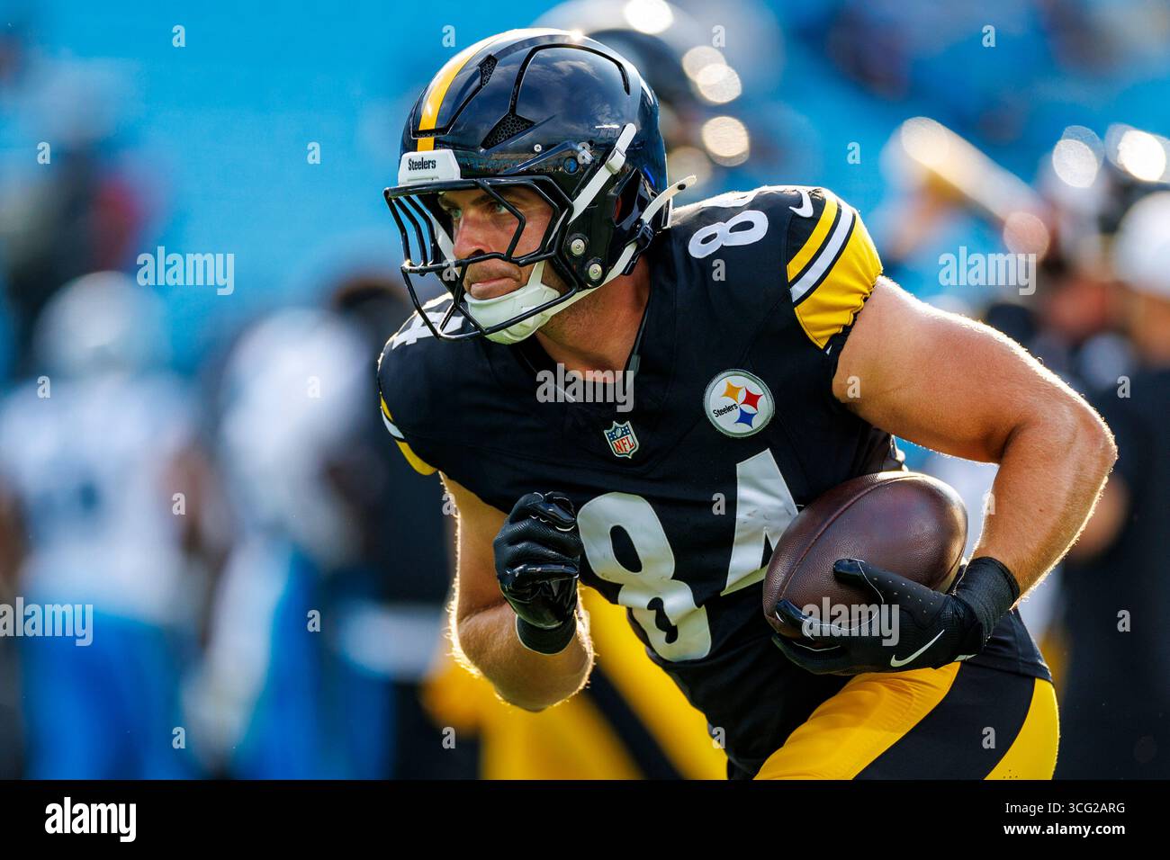 Pittsburgh Steelers tight end Kevin Foelsch (84) warms up before an NFL ...