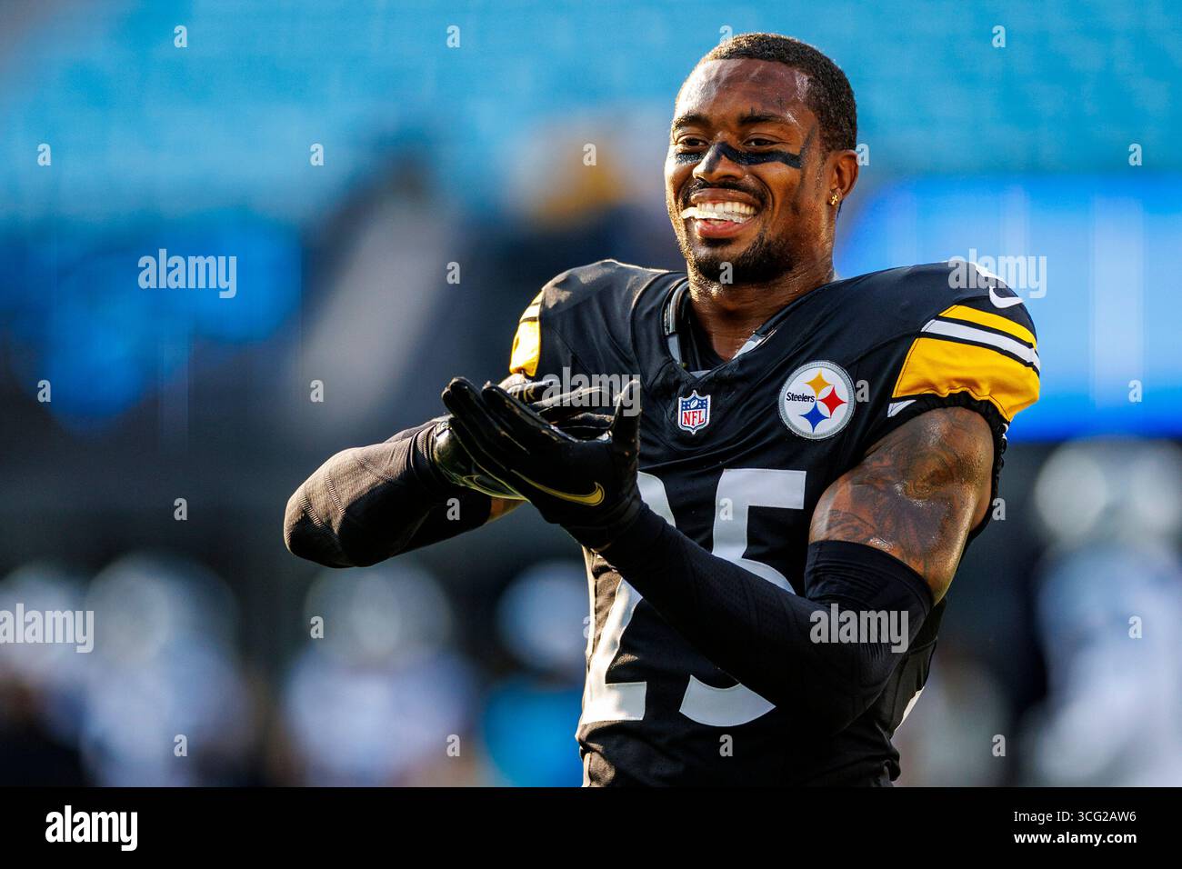 Pittsburgh Steelers safety DeShon Elliott (25) warms up before an NFL football game against the ...