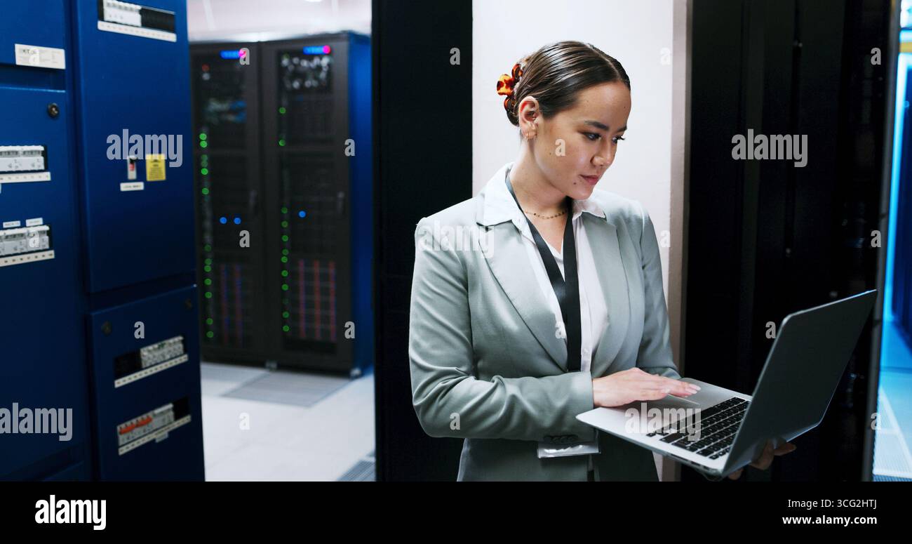 Data center admin typing hi-res stock photography and images - Alamy