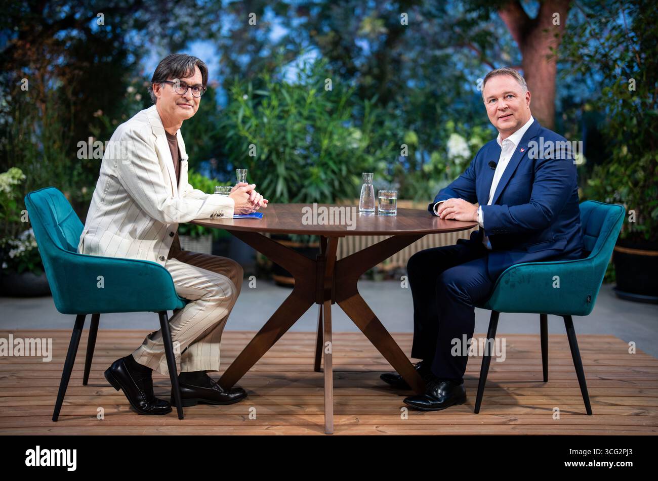 From left to right: Moderator Klaus Webhofer and SPÖ Federal Party Chairman Andreas Babler on ...