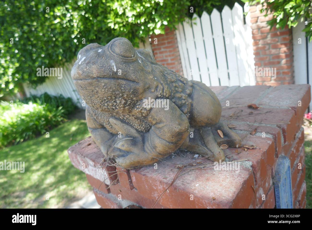 Malibu, California, USA 20th August 2025 Frog Sculpture on Dume Drive ...