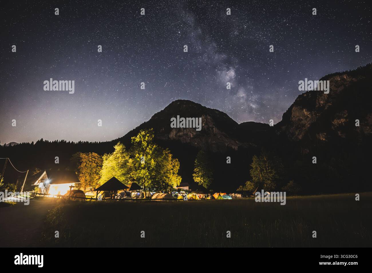 Sternenhimmel und Perseidennacht über Campingplatz Gleinkersee, einem ...