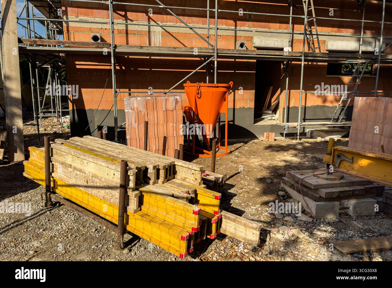 Wooden scaffolding stands hi-res stock photography and images - Alamy