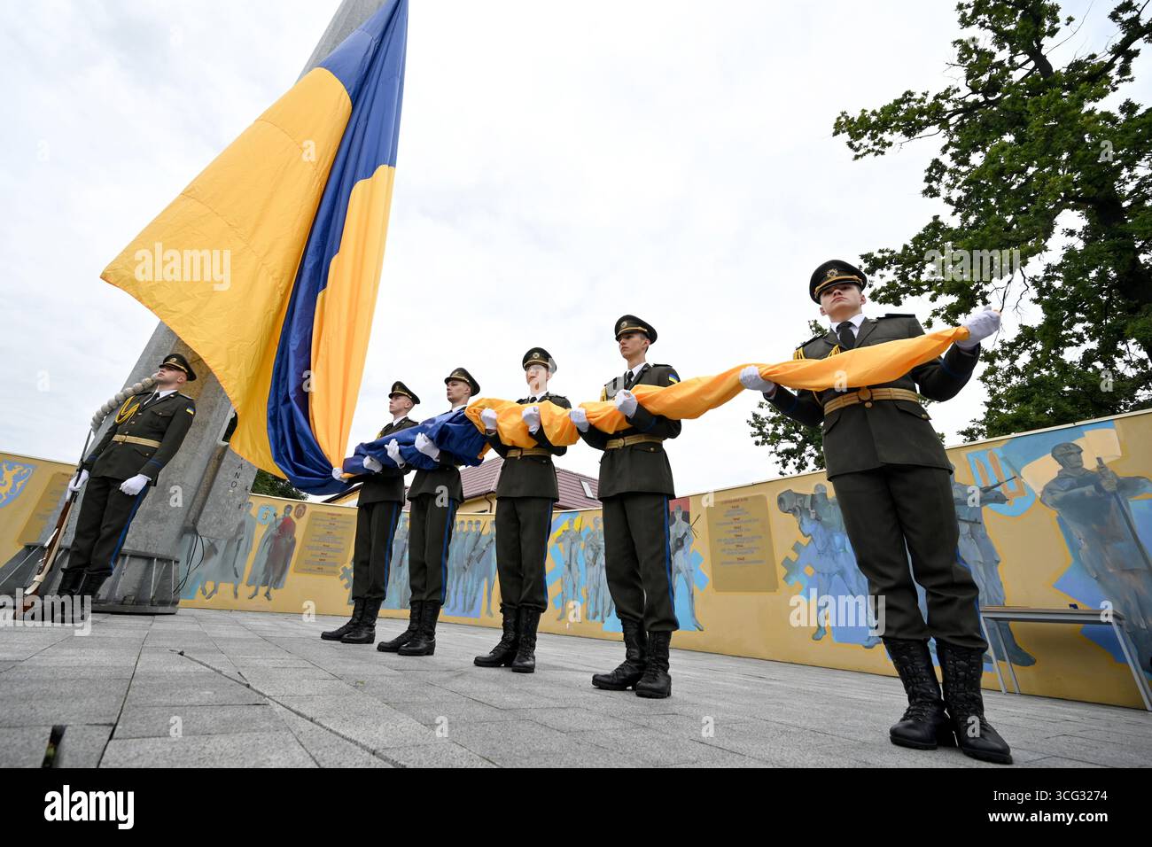 Non Exclusive: Honour guards in dress uniforms and white gloves hold ...