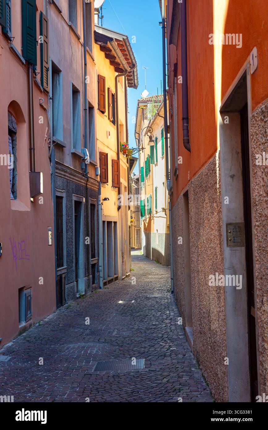 Charming Narrow Alley with Colorful Buildings in historic Italian city ...