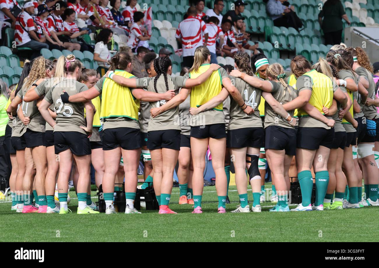 Irish players bundle together before kick off during Women’s Rugby ...