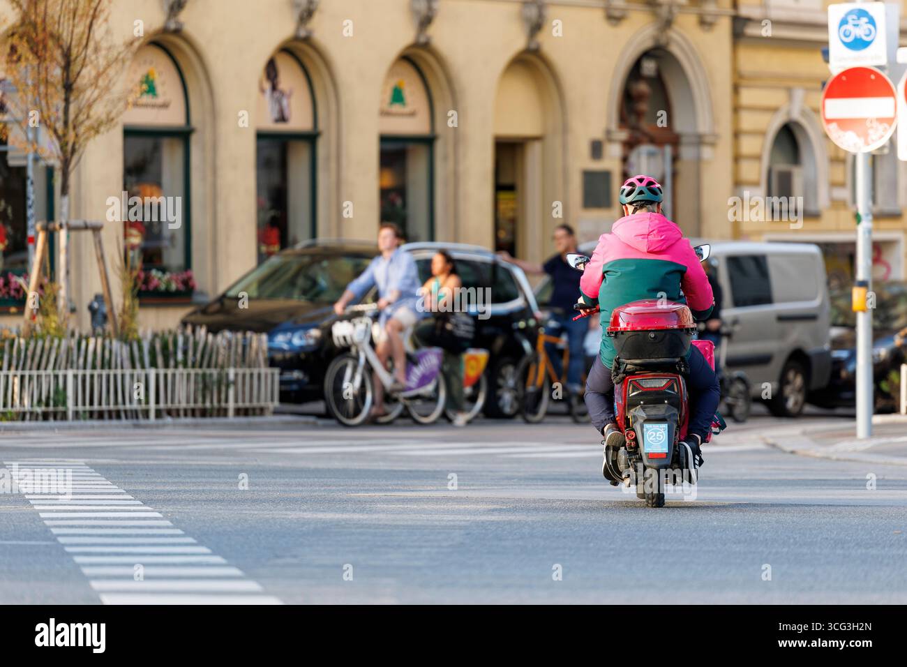 Food delivery fahrer hi-res stock photography and images - Alamy