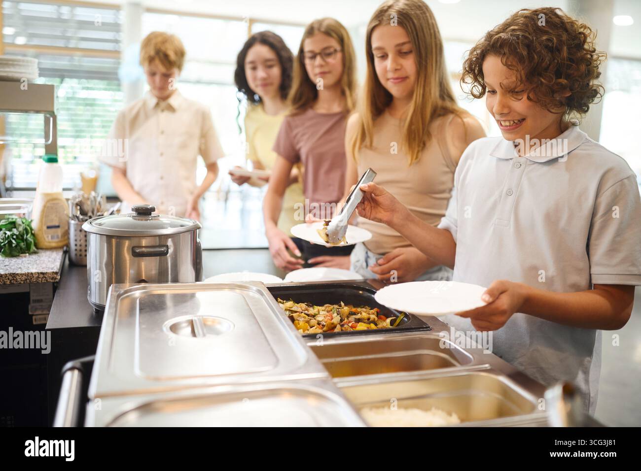 Diverse kids in school lunch hi-res stock photography and images - Alamy