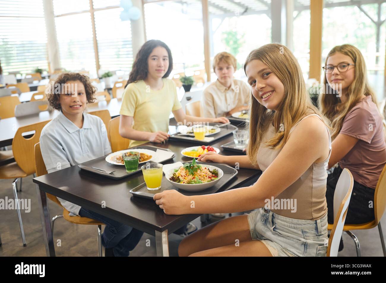 Group teenagers sitting cafeteria hi-res stock photography and images ...