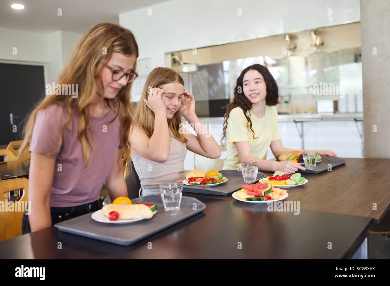 Students socializing eating meals hi-res stock photography and images ...
