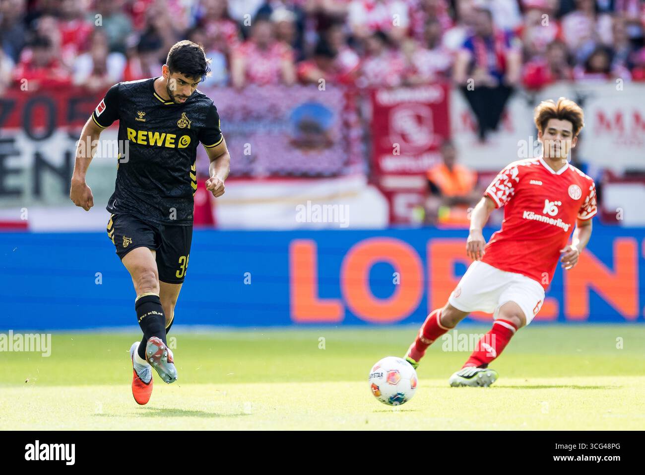Zweikampf Cenk ?zkacar (1. FC K?ln, 39), Kaishu Sano (1. FSV Mainz 05 ...