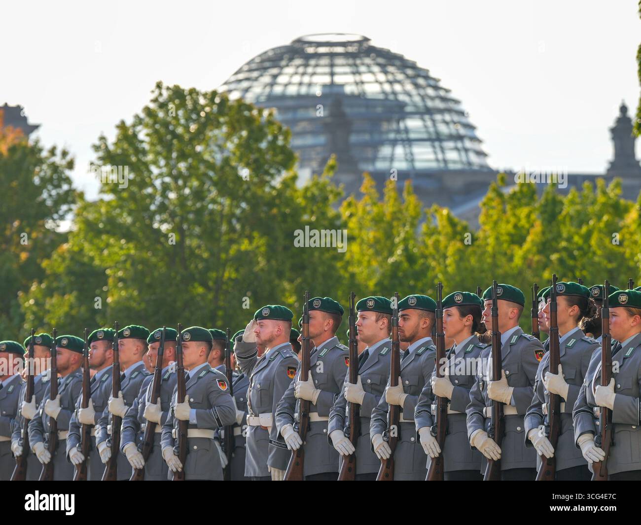 26 August 2025, Berlin: The German Armed Forces Guard Battalion stands ...