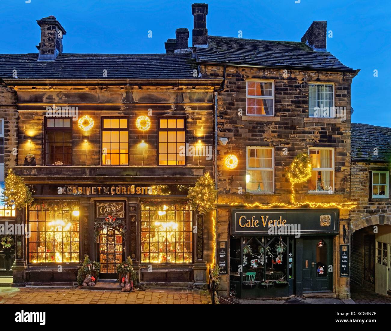 Cafe uk front night hi-res stock photography and images - Alamy