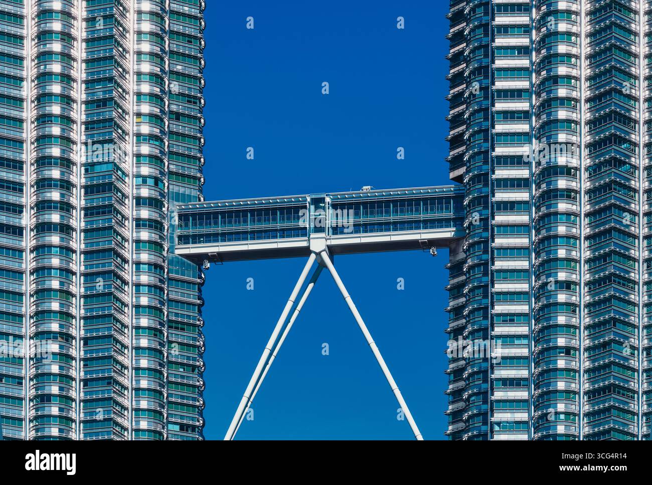 Iconic twin skyscrapers skybridge hi-res stock photography and images ...