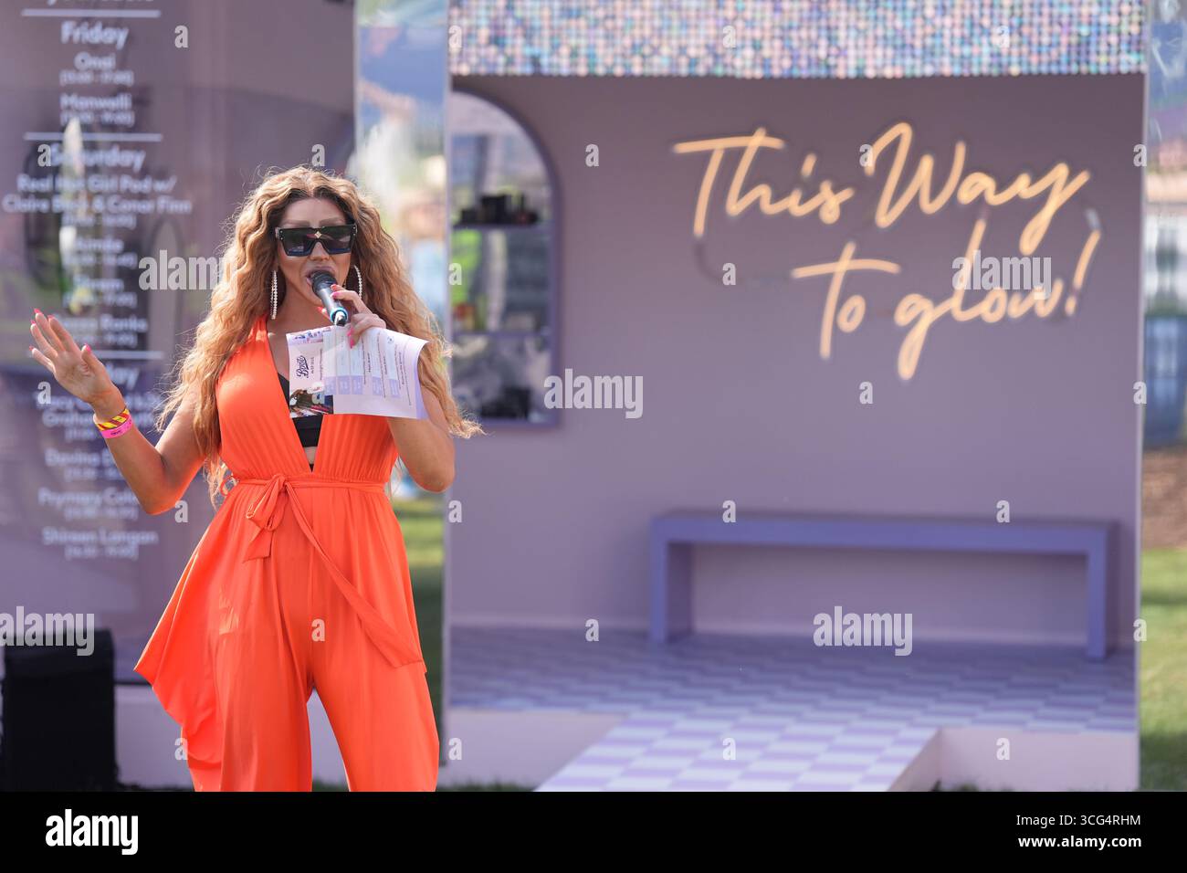 Divine drag artist hi-res stock photography and images - Alamy