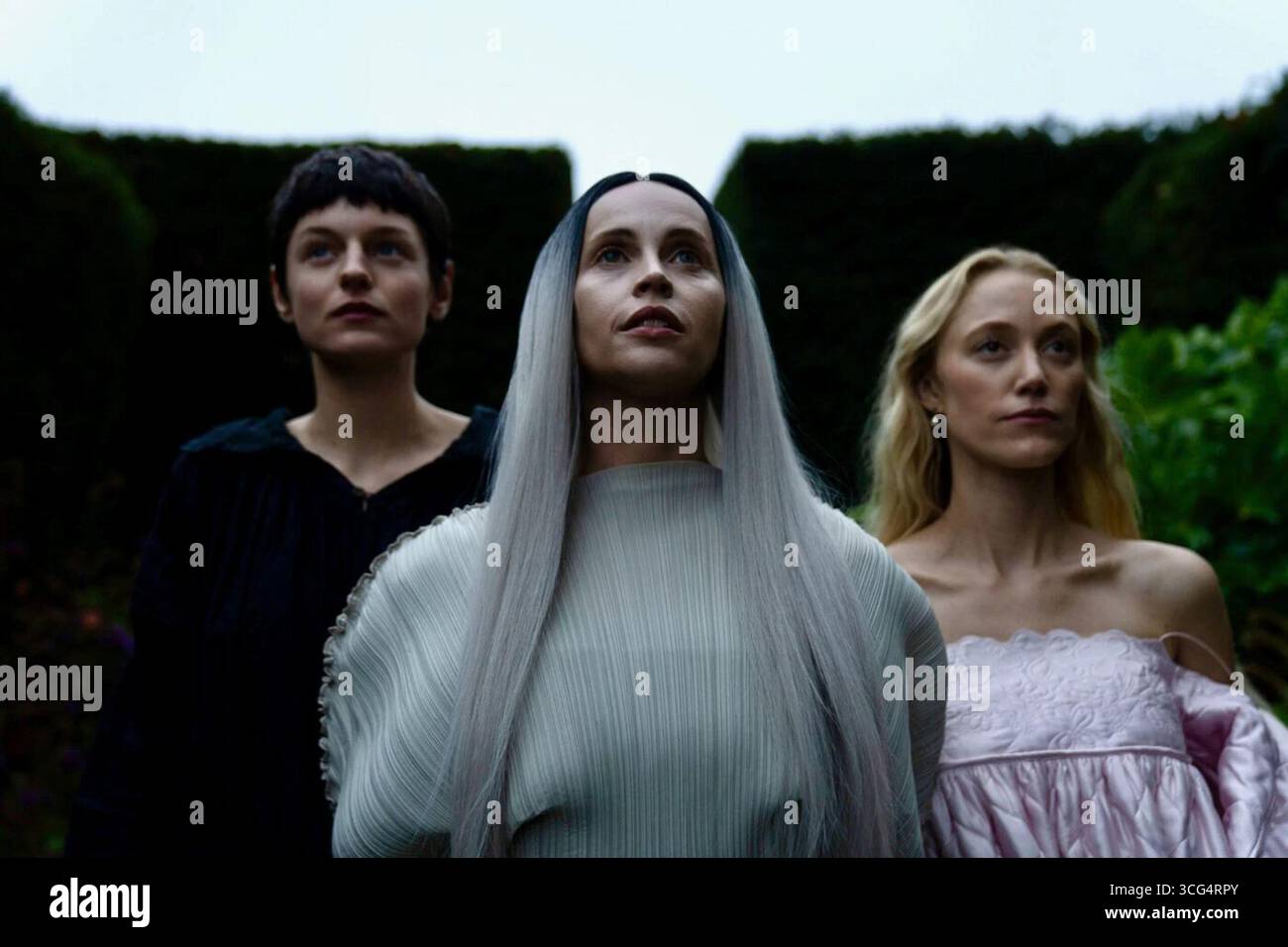 Maika monroe emma corrin hi-res stock photography and images - Alamy