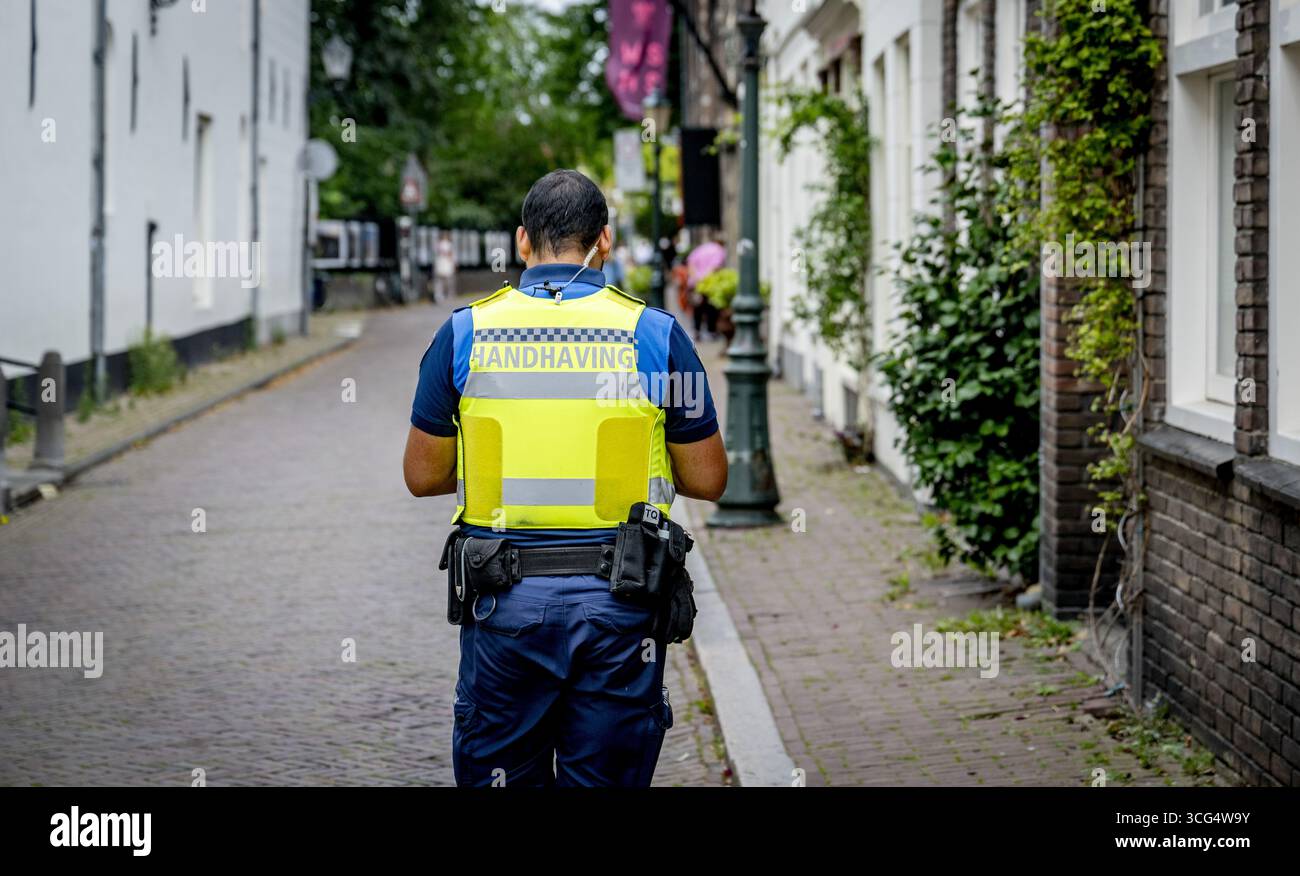 GOUDA - Enforcement officer supervising BOA is checking ANP /HOLLANDSE ...