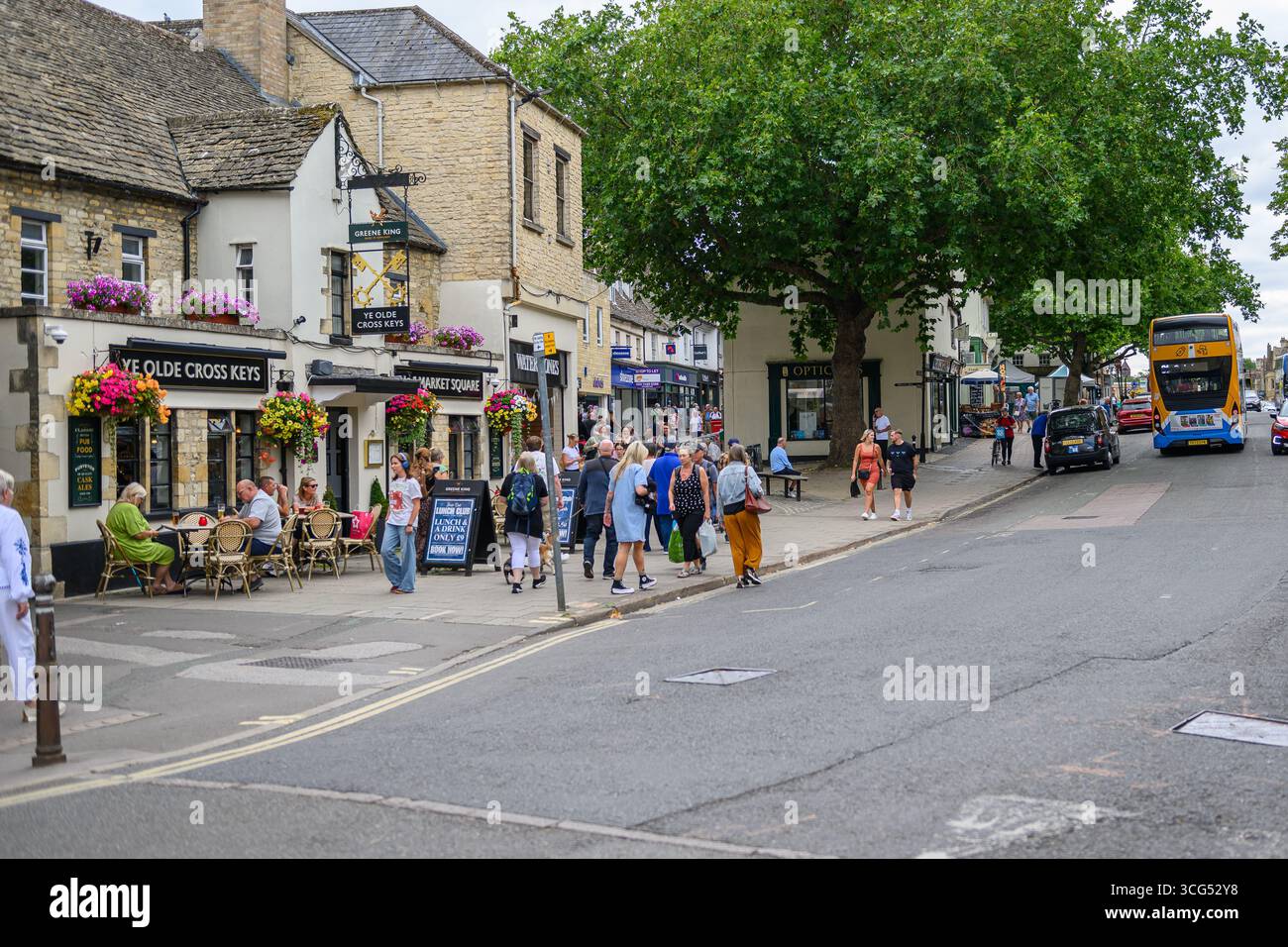 High street witney hi-res stock photography and images - Alamy