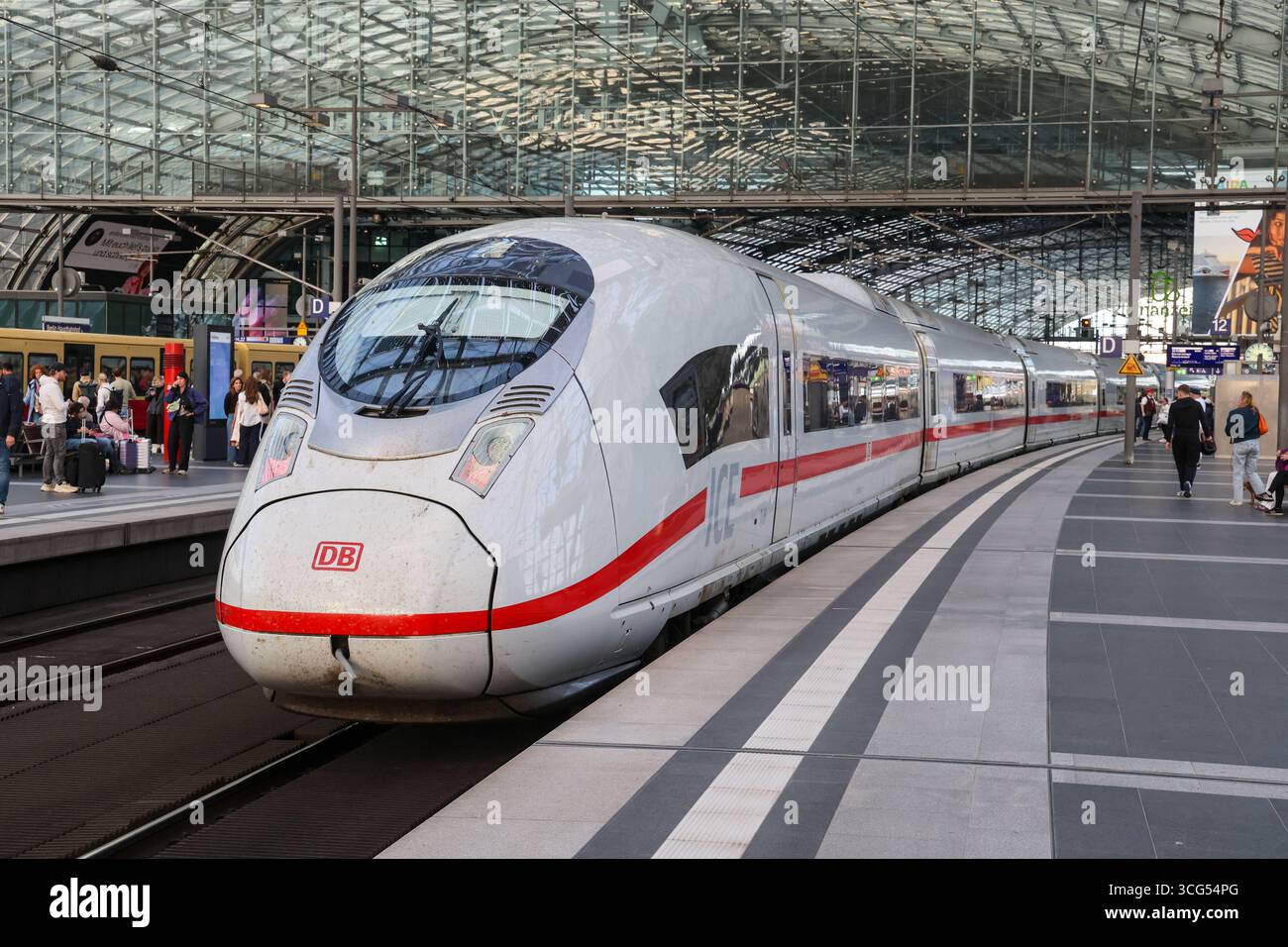 ICE der Deutschen Bahn in Berlin-Hauptbahnhof. Ankunft des ICE aus ...