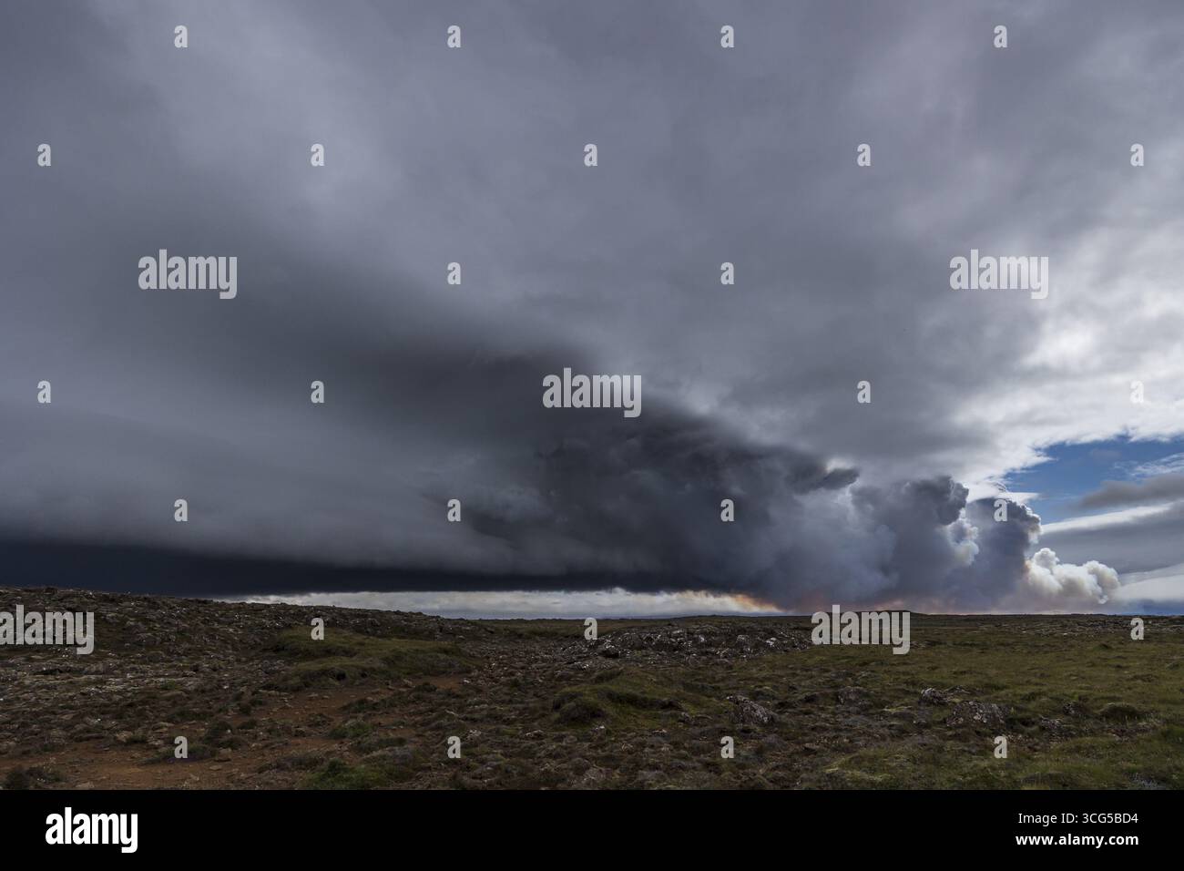 Gas cloud, volcano, volcanic eruption, Sundhnukur crater, eruption July ...