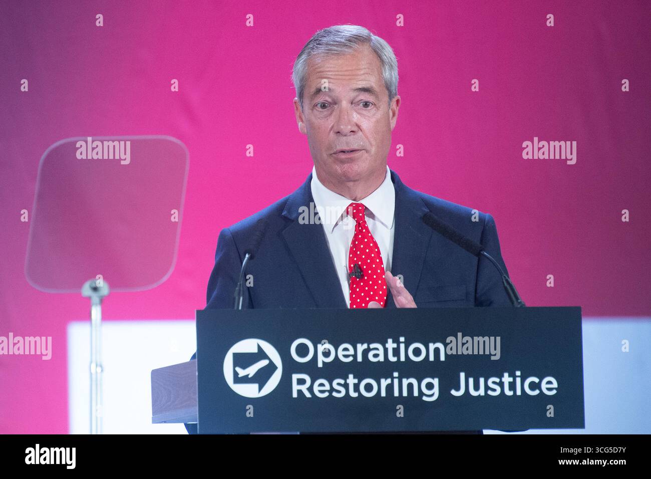 Oxford, UK. 26 Aug 2025. Reform UK Party Leader Nigel Farage speaks at ...