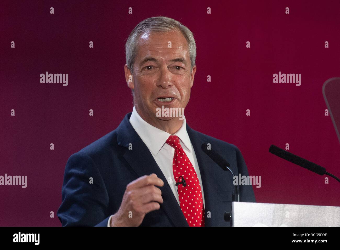 Oxford, UK. 26 Aug 2025. Reform UK Party Leader Nigel Farage speaks at Reform UK's press ...