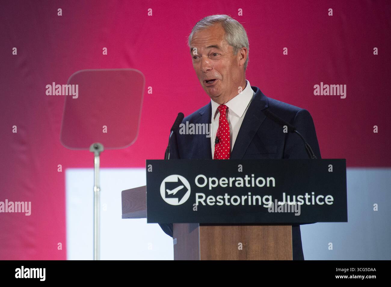 Oxford, UK. 26 Aug 2025. Reform UK Party Leader Nigel Farage speaks at ...