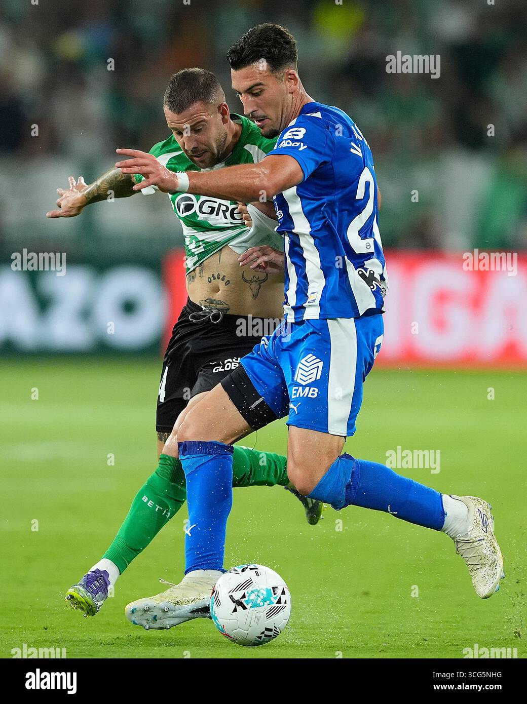 Real Betis Balompie's Aitor Ruibal (l) and Deportivo Alaves' Victor ...