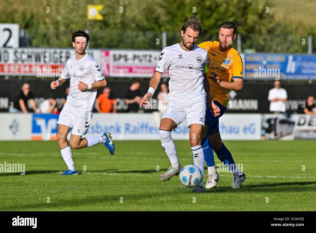im Duell Felix BACHSCHMID (SV Wacker Burghausen 6) und Jonas LINDNER ...