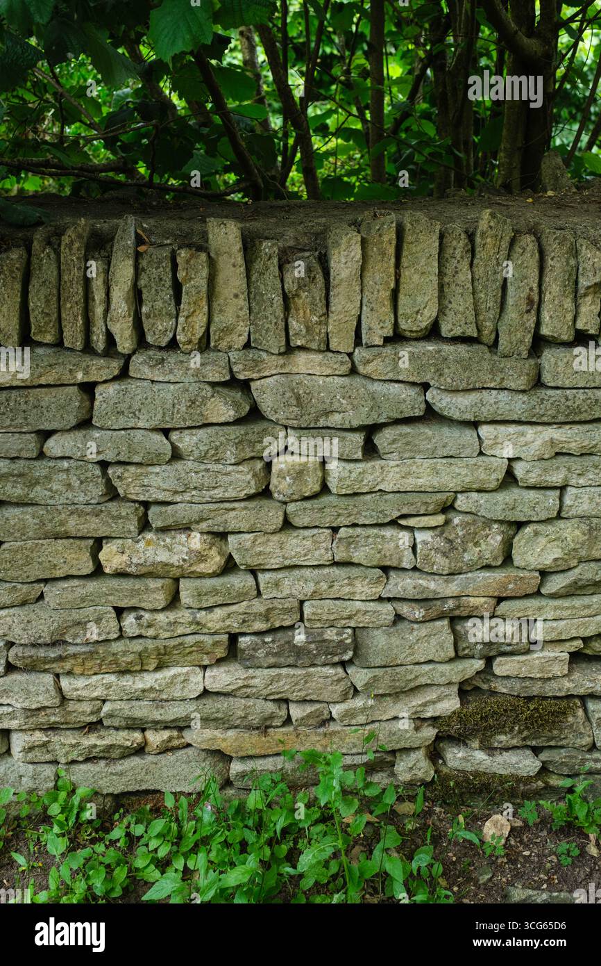 Cotswolds dry stone wall hi-res stock photography and images - Alamy