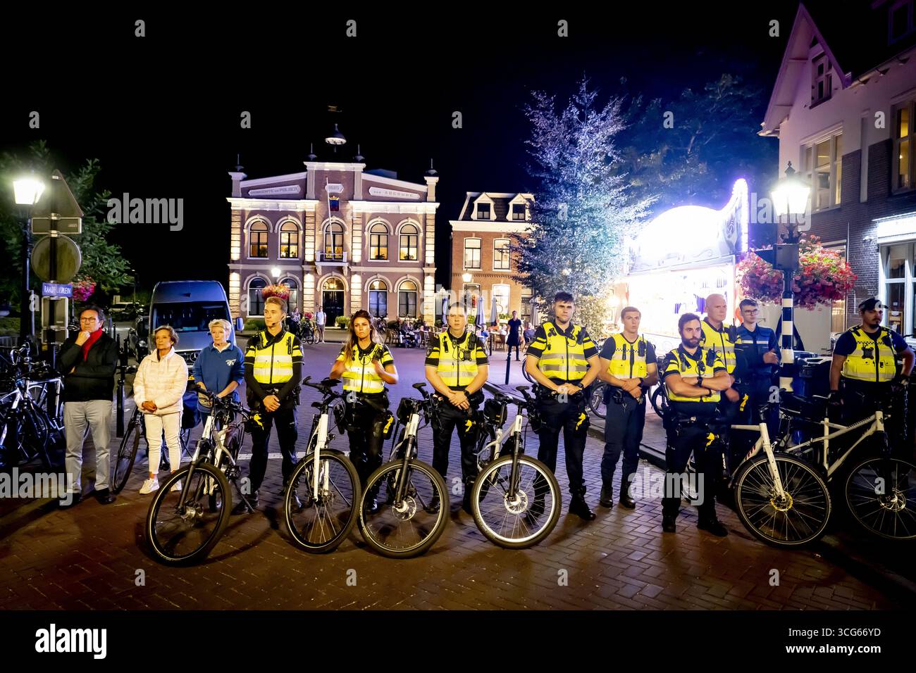 ABCOUDE - Visitors to the Abcoude Festival Week held a minute's silence ...