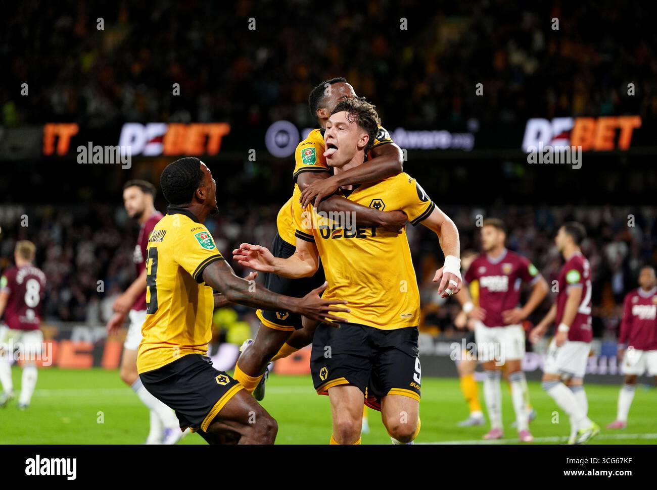 Wolverhampton Wanderers' Jorgen Strand Larsen celebrates scoring their ...