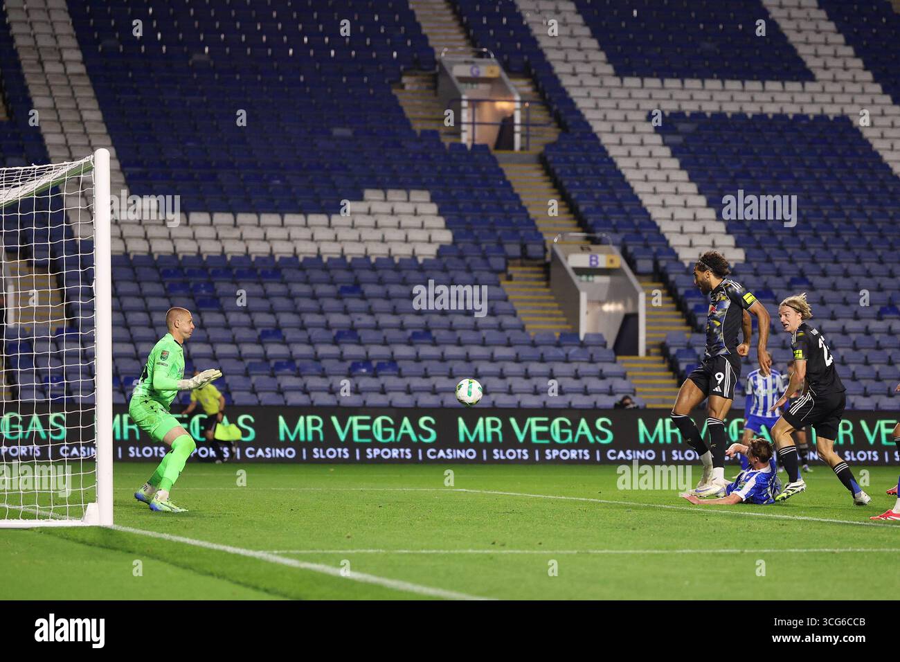 Dominic Calvert-Lewin (Leeds United) misses a chance to win the game ...