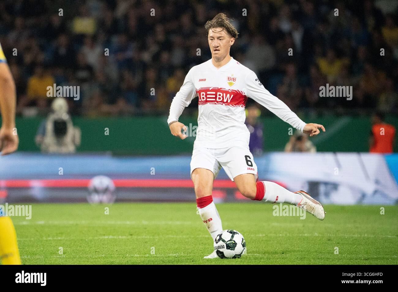 Angelo Stiller (Nr. 6 VfB Stuttgart) GER, Eintracht Braunschweig gegen ...