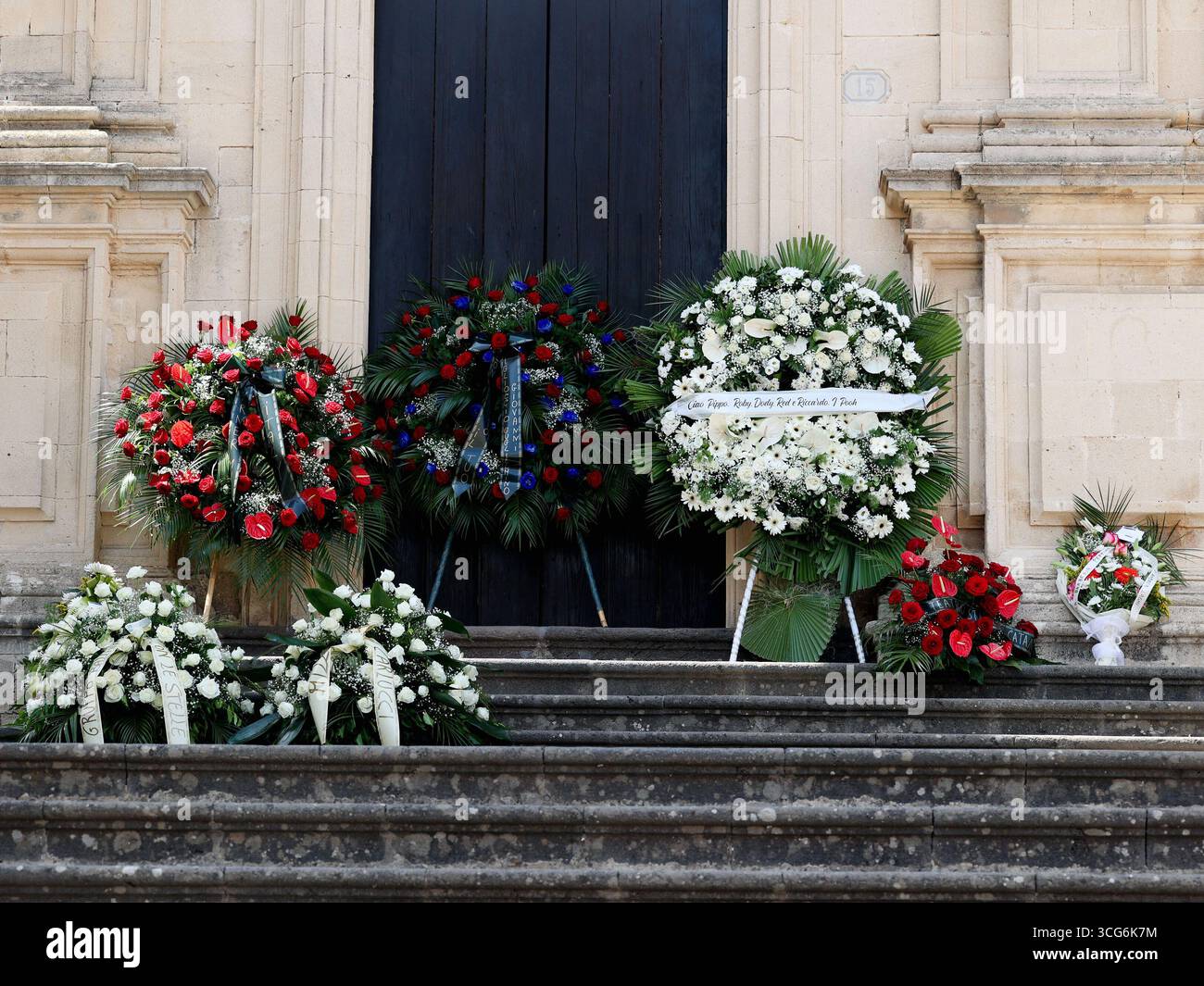 Militello in Val di Catania, Pippo Baudo's death, funeral in the church ...