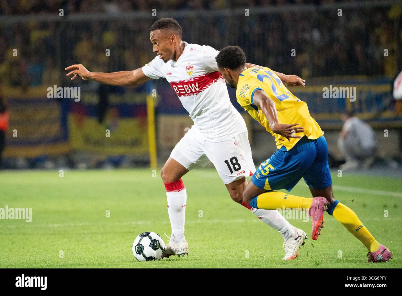 Jamie Leweling (Nr. 18 VfB Stuttgart) gegen Sanoussy Ba (Nr. 25 ...