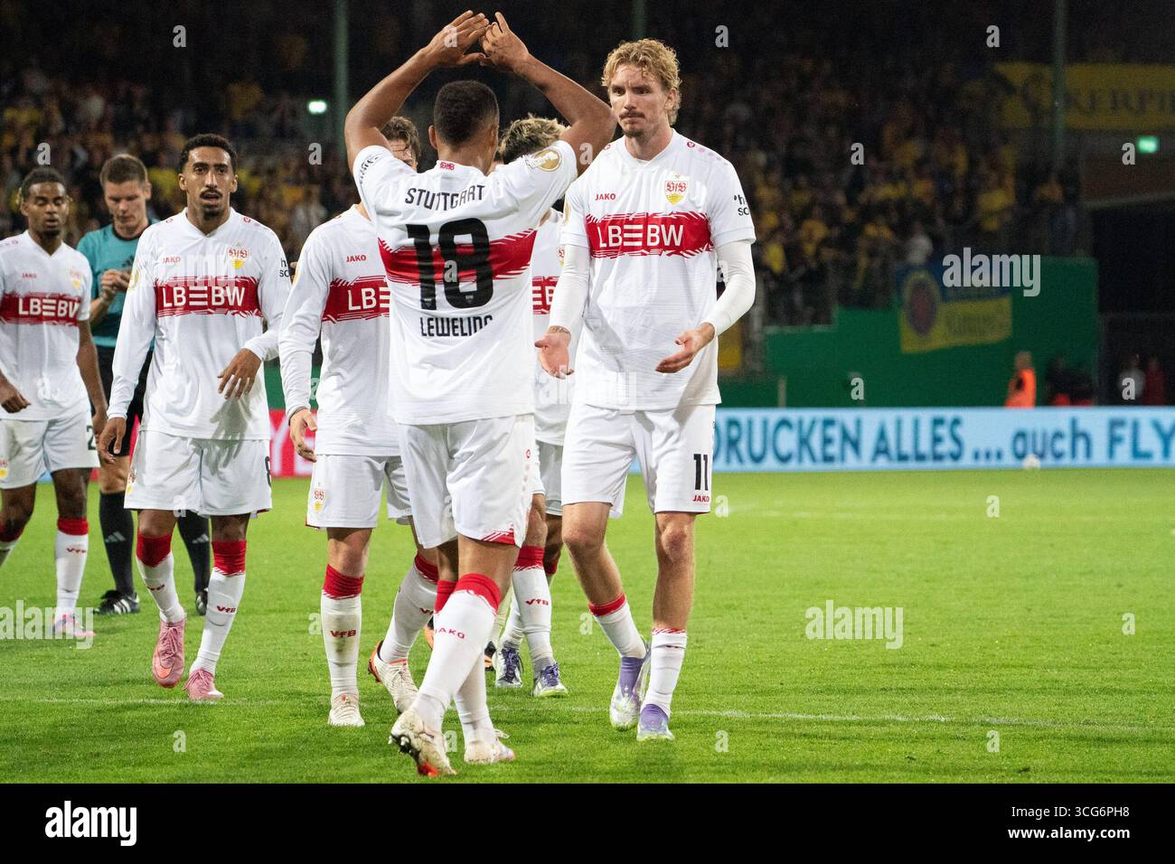 Jubel zum 3:3 mit Nick Woltemade (Nr. 11 VfB Stuttgart), Jamie Leweling ...
