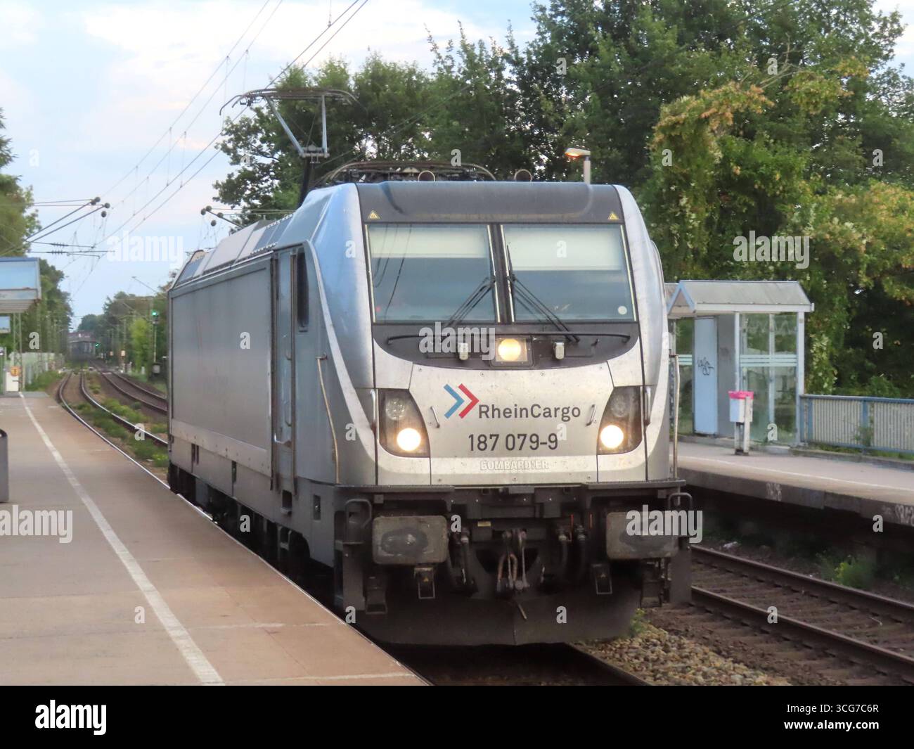einzelne Lokomotive durchfaehrt einen Vorstadtbahnhof Transferlok ...