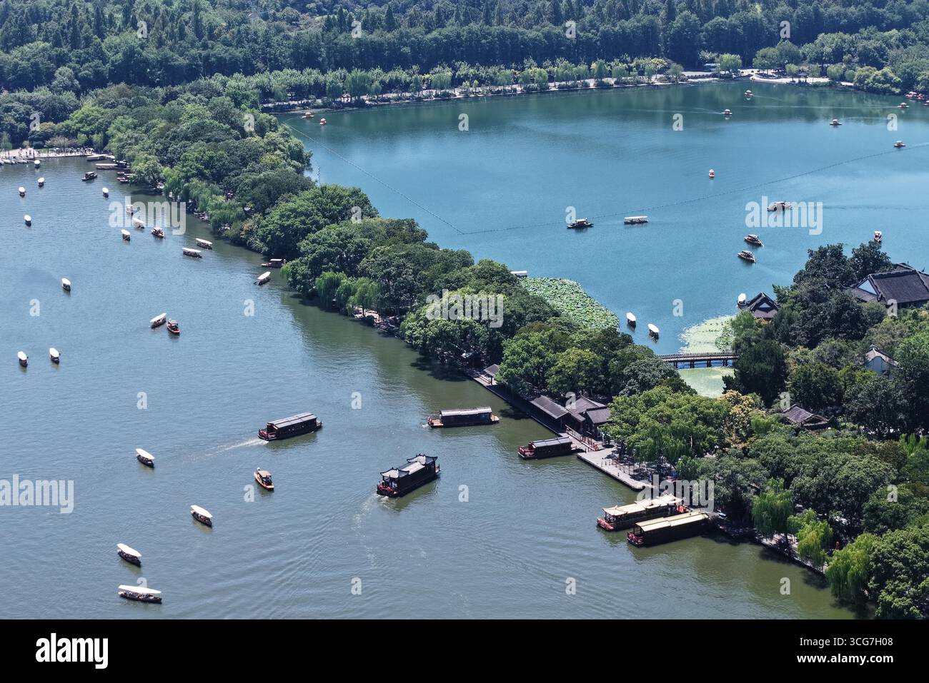 Aerial photo shows tourists visiting the West Lake scenic area in ...